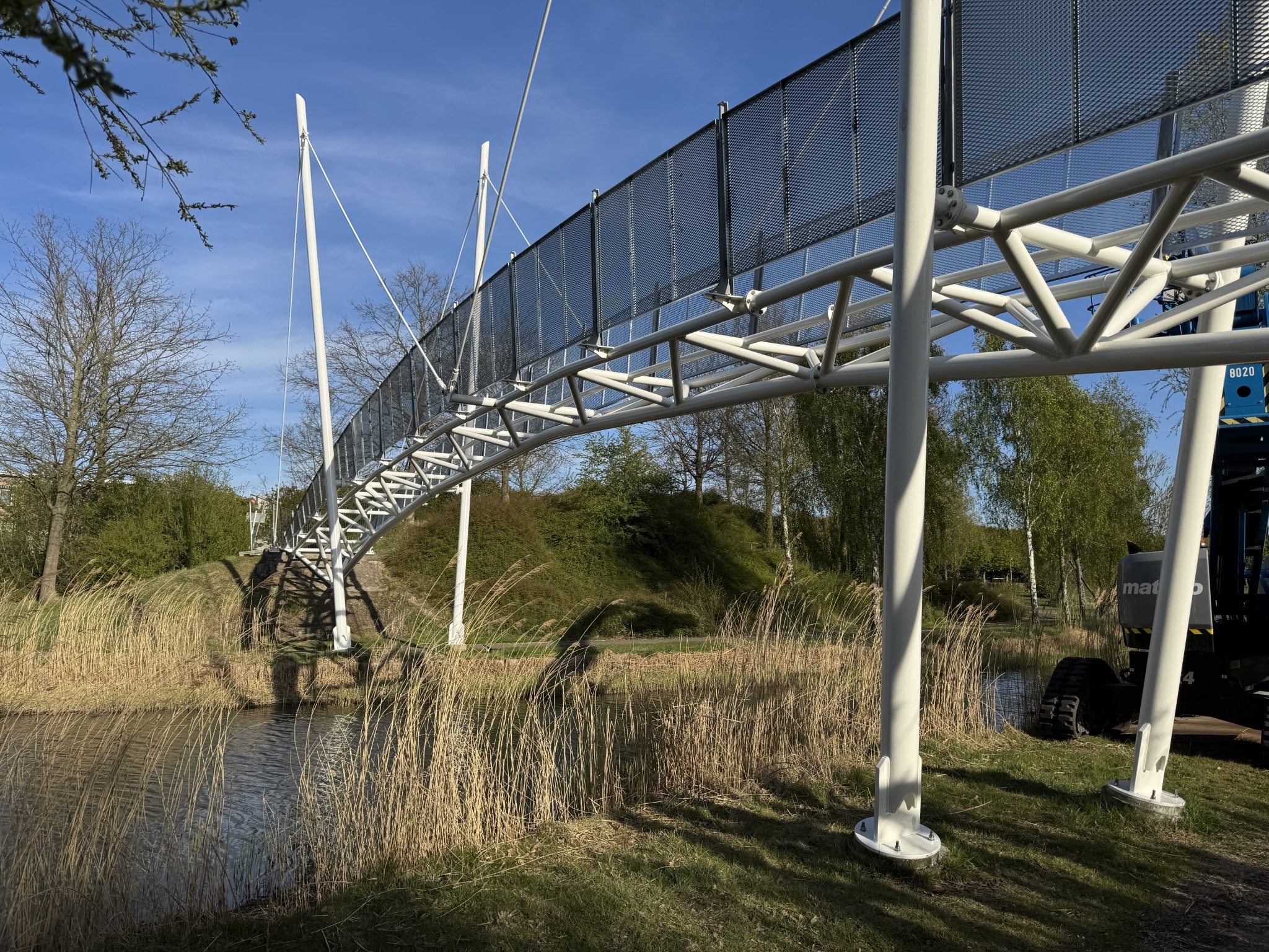 D66 Voorne aan Zee — Brug in Ravense Park teruggeplaatst: veilige ...